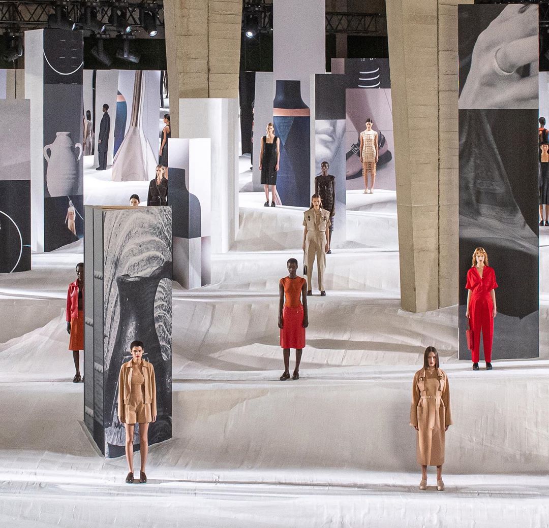 DÉFILÉ HERMÈS SS21 – VILLA EUGENIE – PANNEAUX MIROIR - Miroirs tendus ...