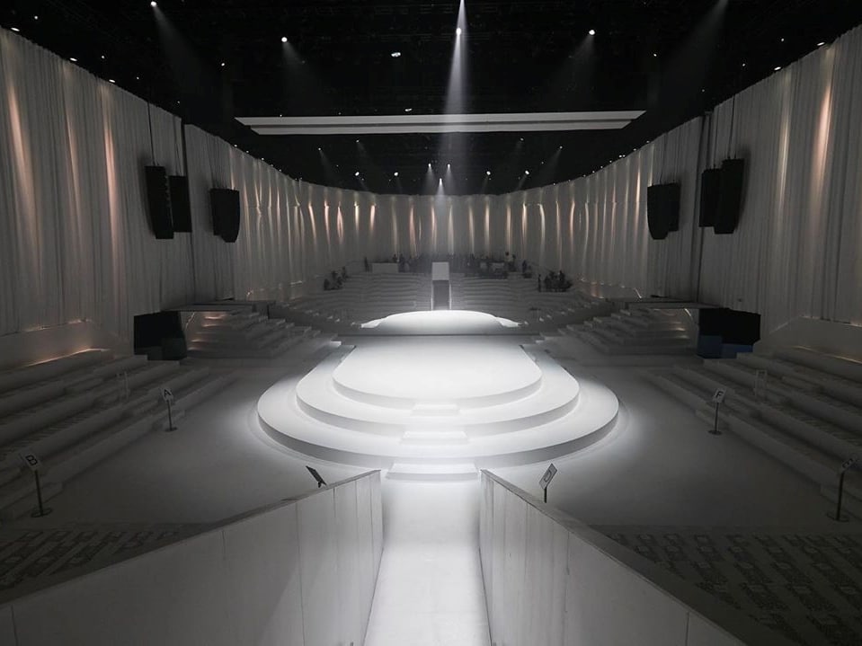 DÉFILÉ NIKE JEUX OLYMPIQUES 2020 – VILLA EUGENIE – FAÇADES MIROIR ...