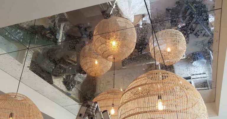 Distressed mirror ceiling: a solution to give character to your spaces